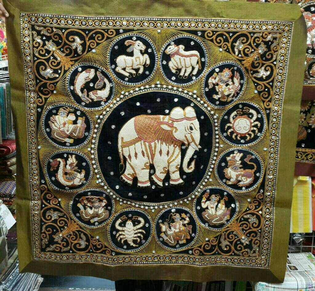 ผ้าปักแขวนผนัง 12 ราศีใหญ่มุก - Thai Deco Spa