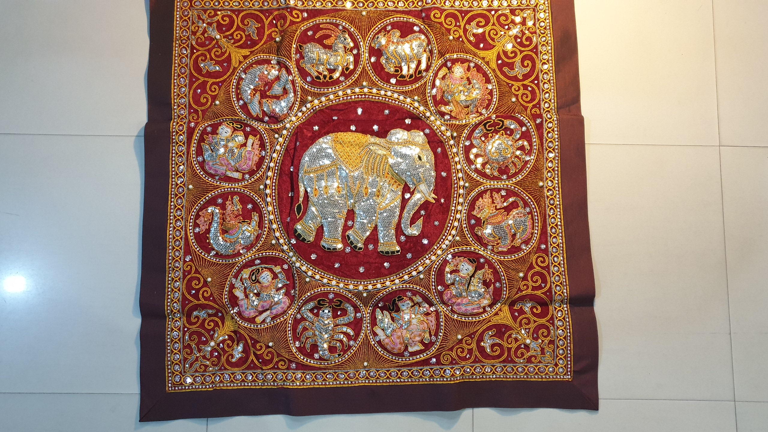 ผ้าปักแขวนผนัง 12 ราศีใหญ่มุก - Thai Deco Spa